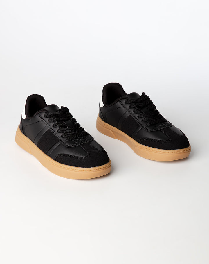 Tenis negros que combinan estilo y comodidad en Gef